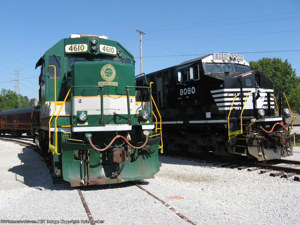 Southern GP59 #4610 sits beside NS ES44AC #8080